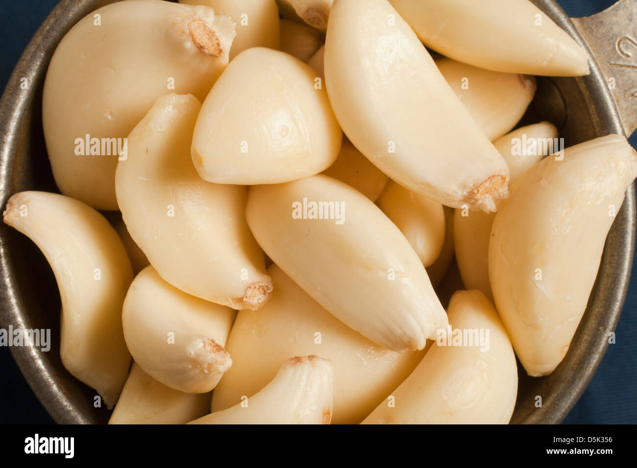 small cup of raw garlic cloves Stock Photo - Alamy