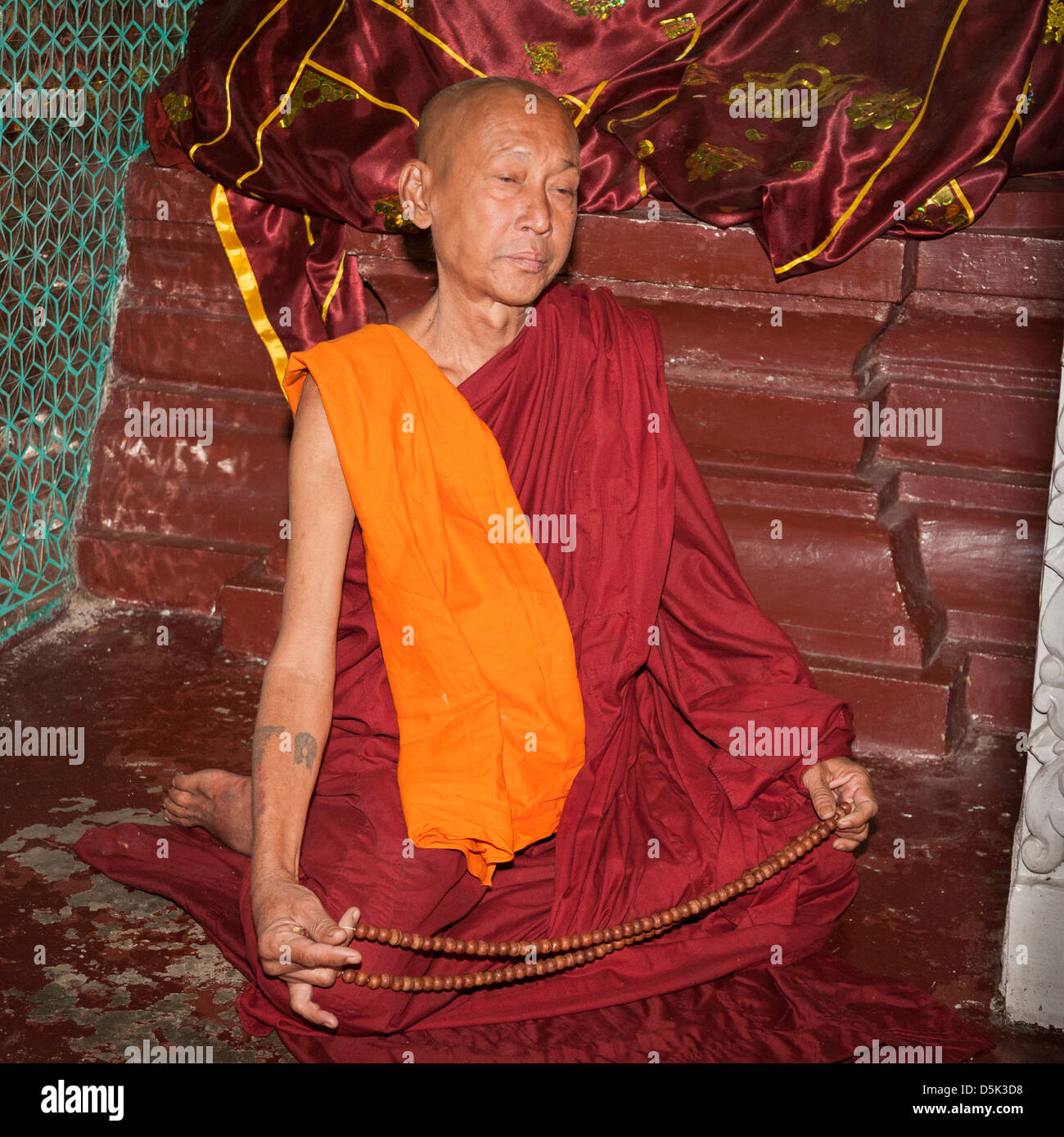 Red robed buddhist monk hi-res stock photography and images - Alamy