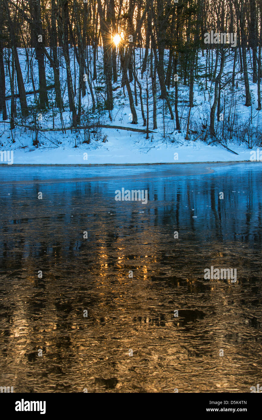 Snow fall pond vertical nobody hi-res stock photography and images - Alamy