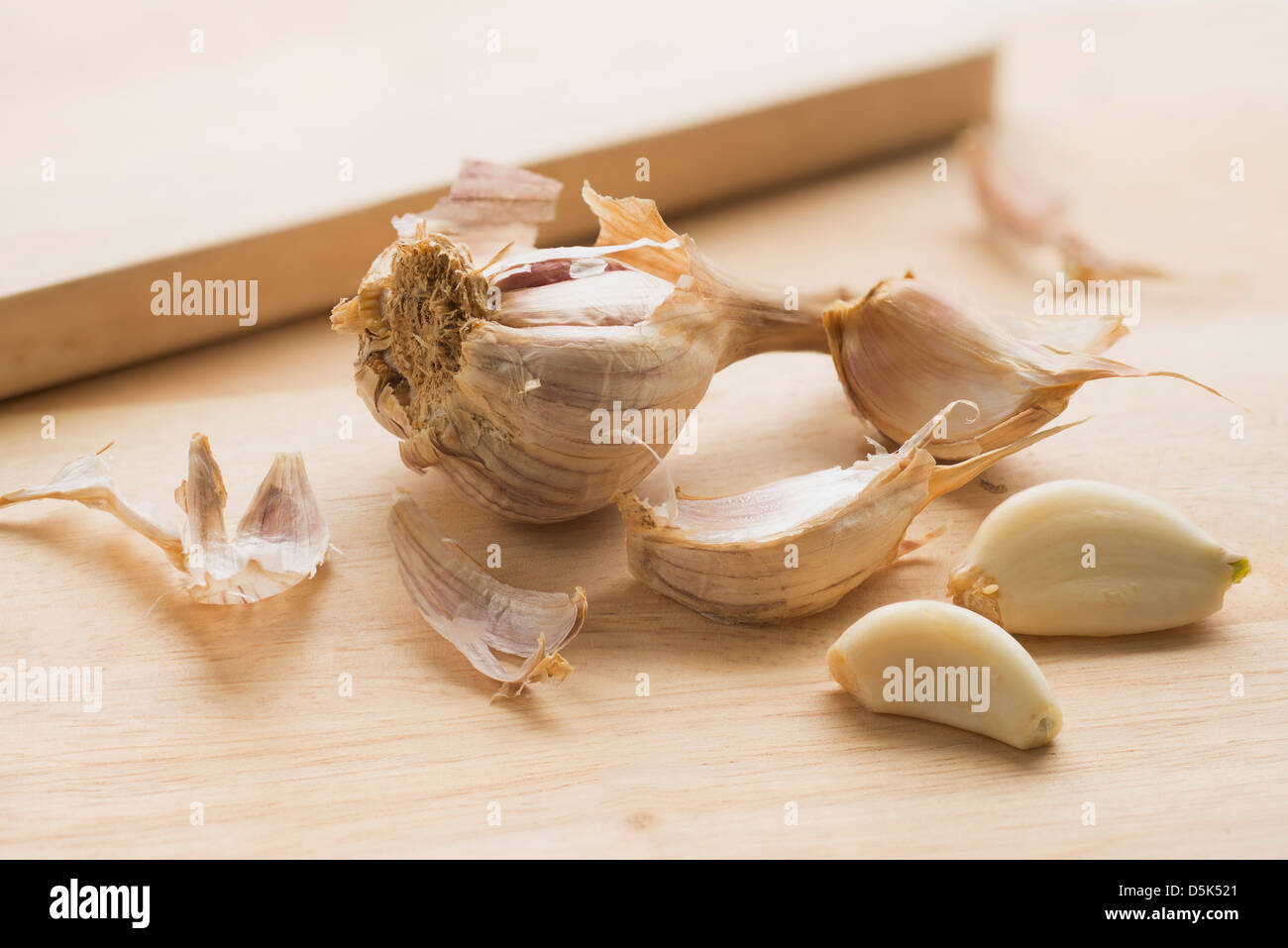 How to peel garlic hi-res stock photography and images - Alamy