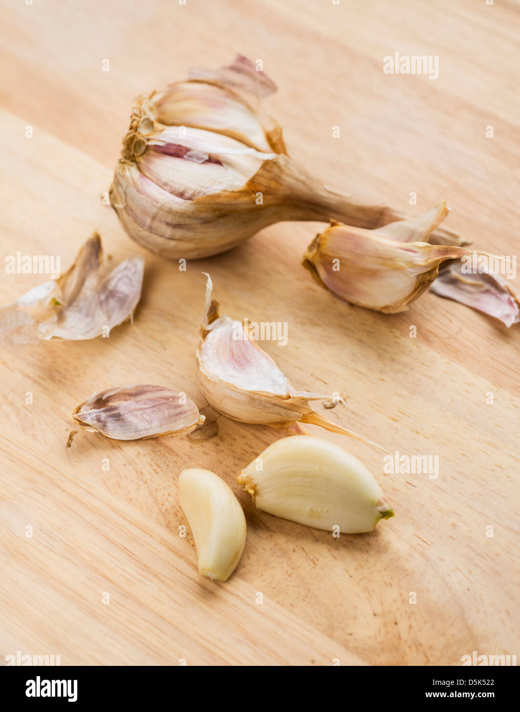 How to peel garlic hi-res stock photography and images - Alamy