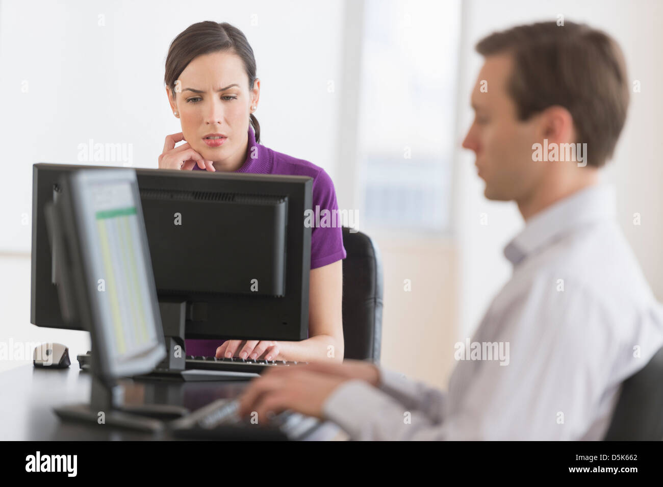 Office workers using computer hi-res stock photography and images - Alamy