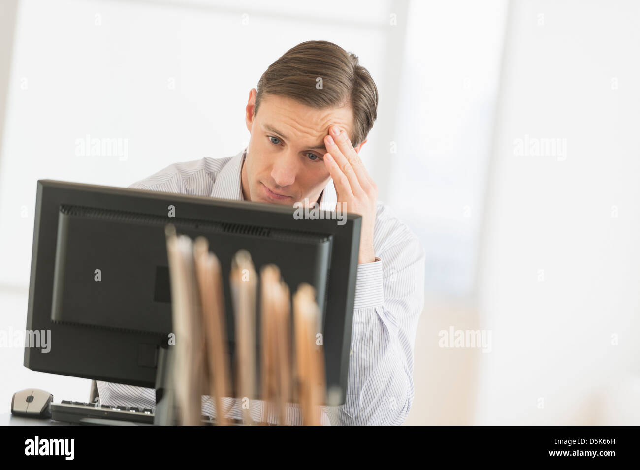 Business worker computer hi-res stock photography and images - Alamy