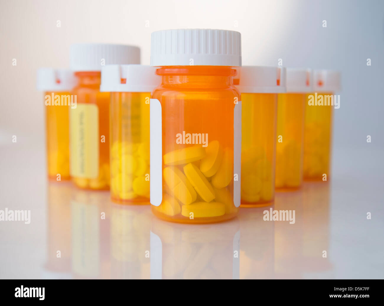 Pill bottles in a row hi-res stock photography and images - Alamy
