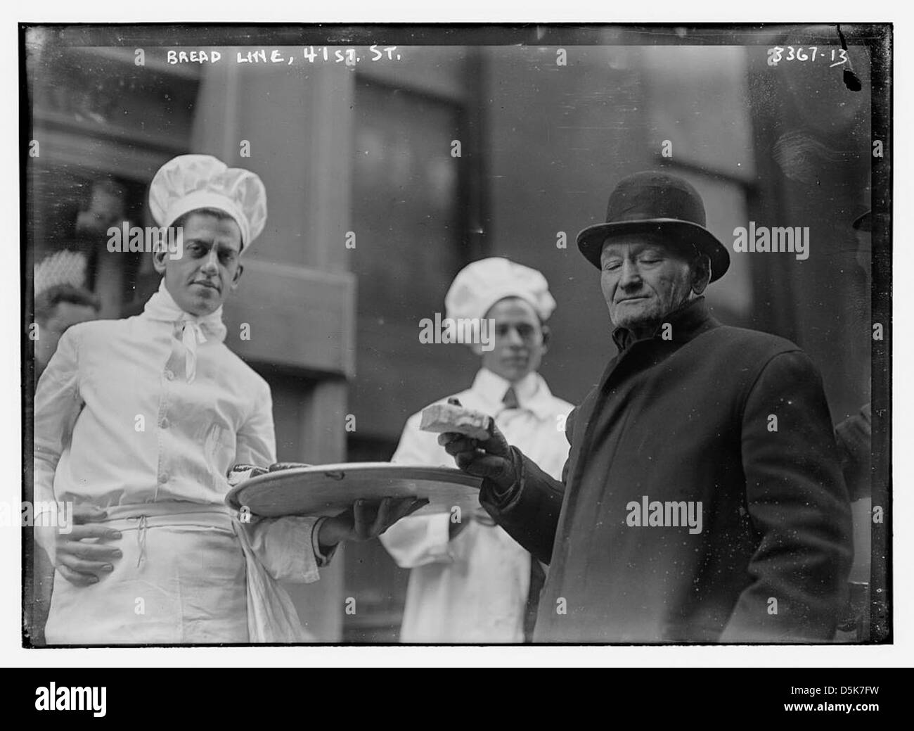 Great depression bread line hi-res stock photography and images - Alamy