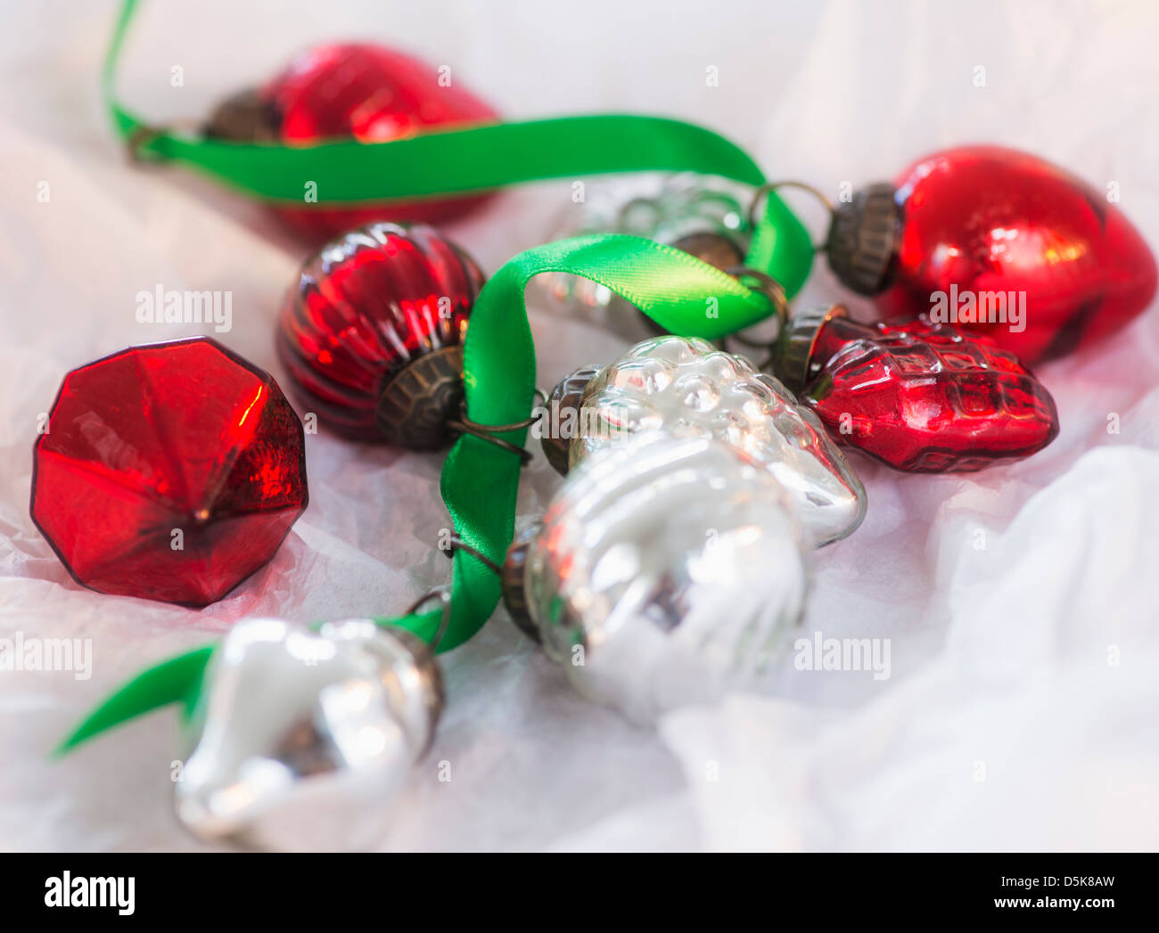 Paper baubles hi-res stock photography and images - Alamy