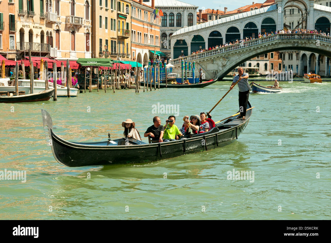 Venice bridge gondola hi-res stock photography and images - Alamy
