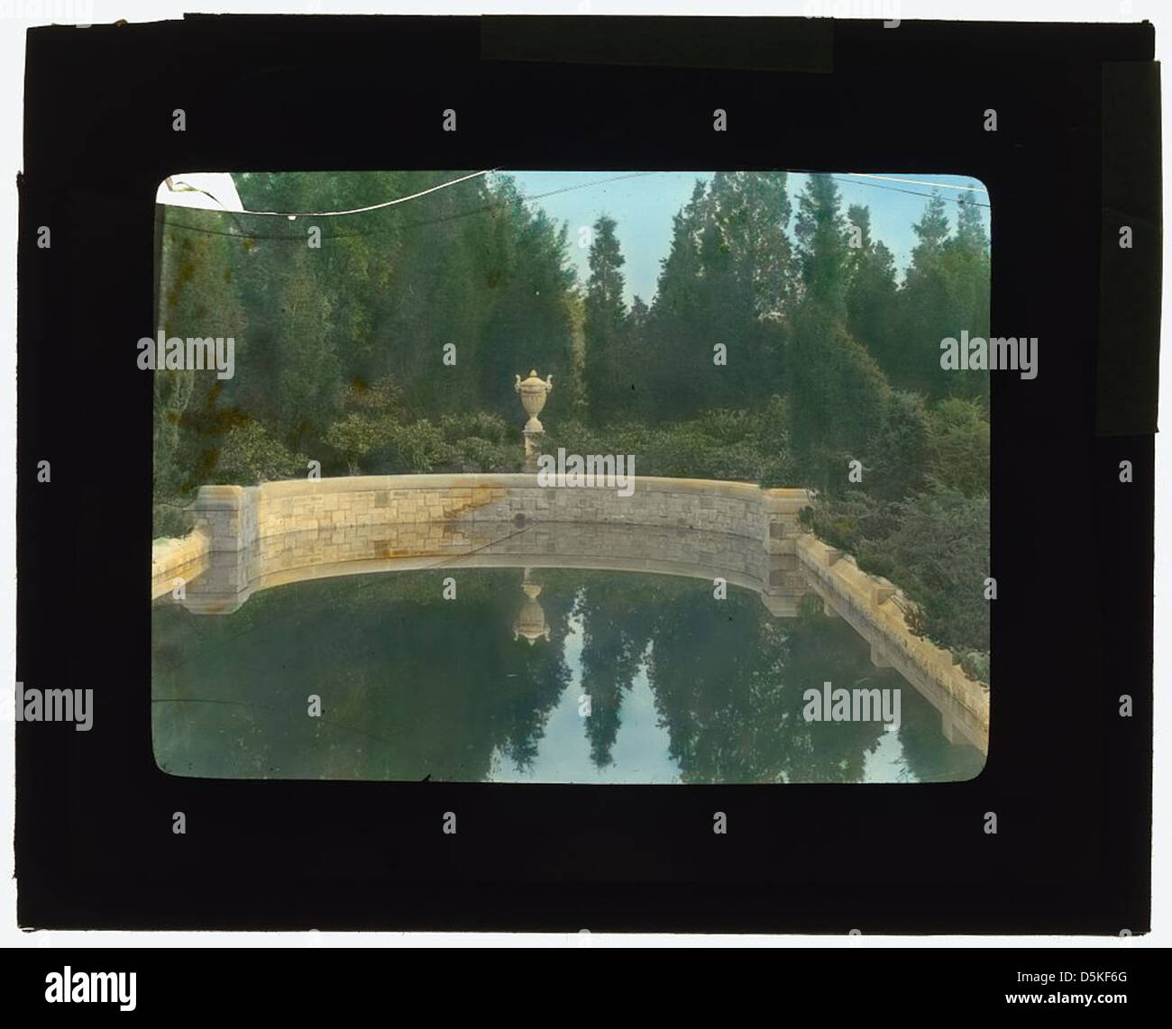 A photograph of the George Dupont Pratt house, named 'Killenworth ...