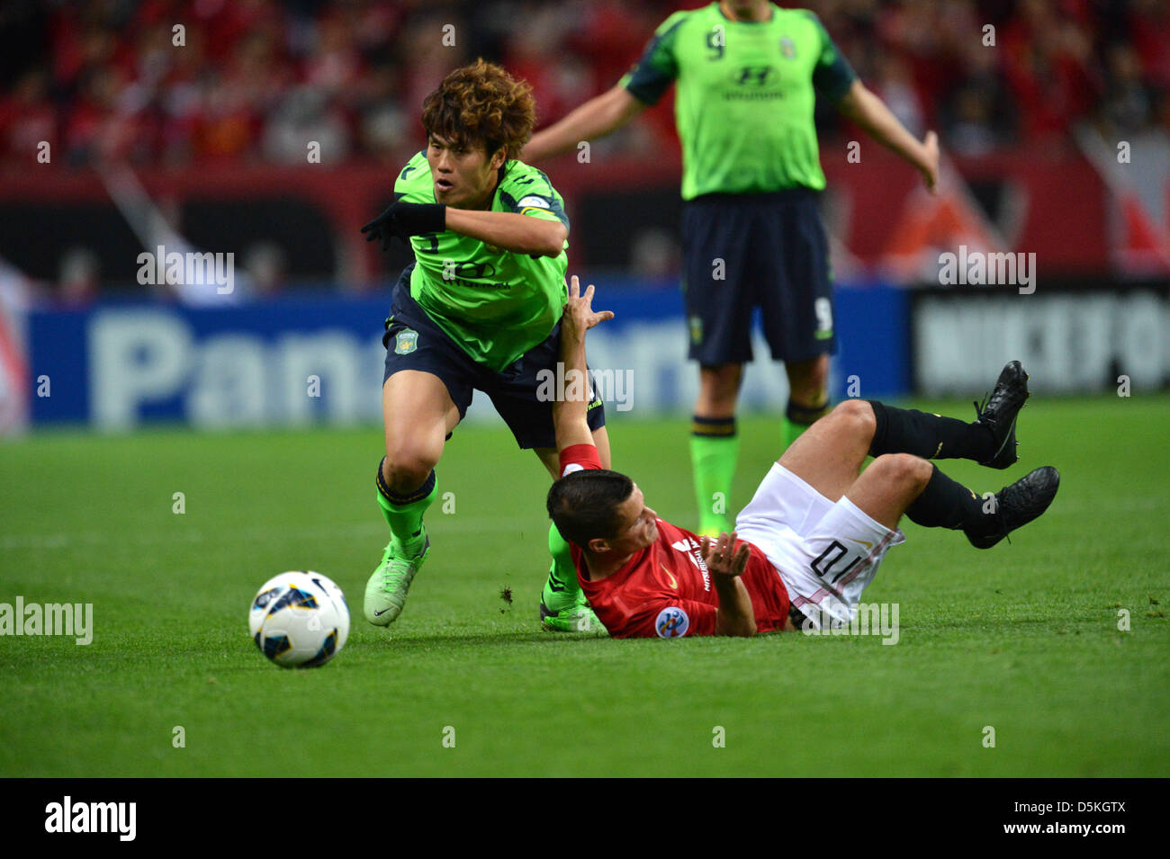 L to R Jung Inwhan (Jeonbuk Hyundai), Marcio Richardes De Andrade (Reds ...