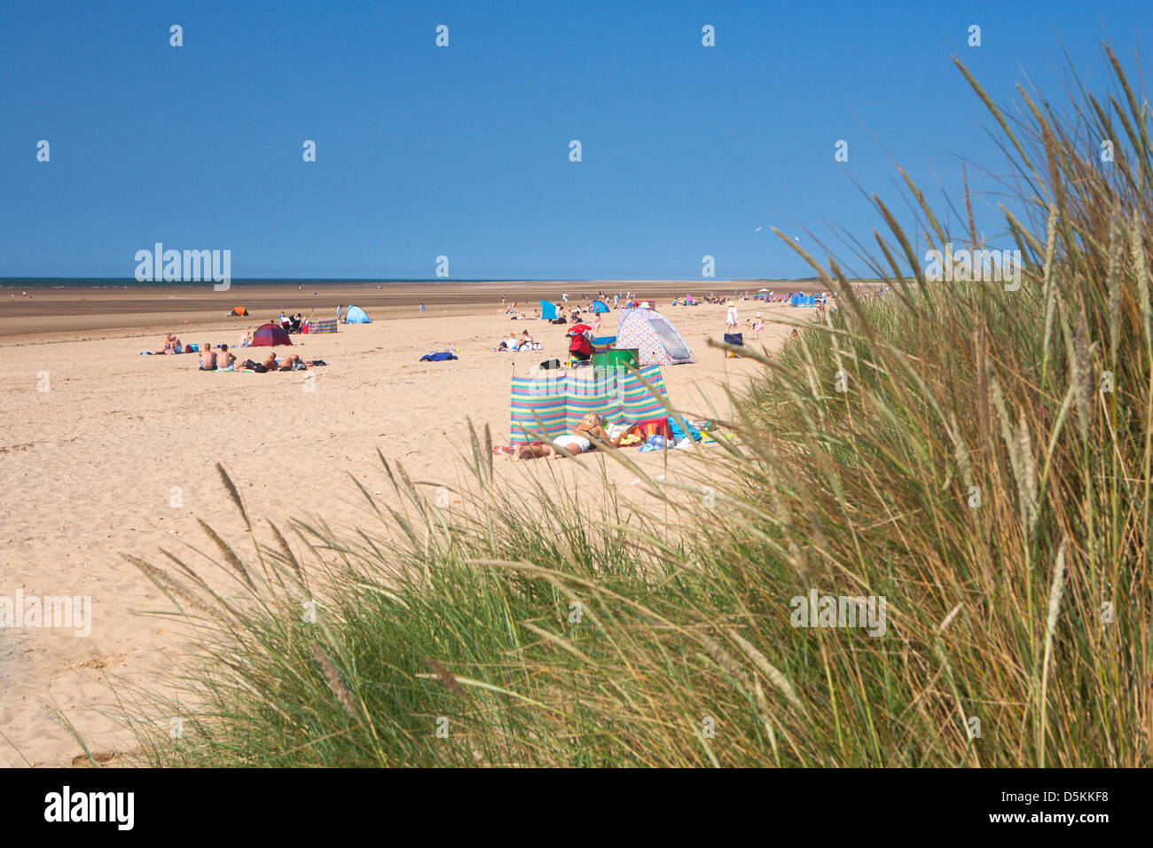 GB; UK; NORFOLK; OLD HUNSTANTON; BEACH; SEASIDE; HOLIDAYMAKERS Stock ...