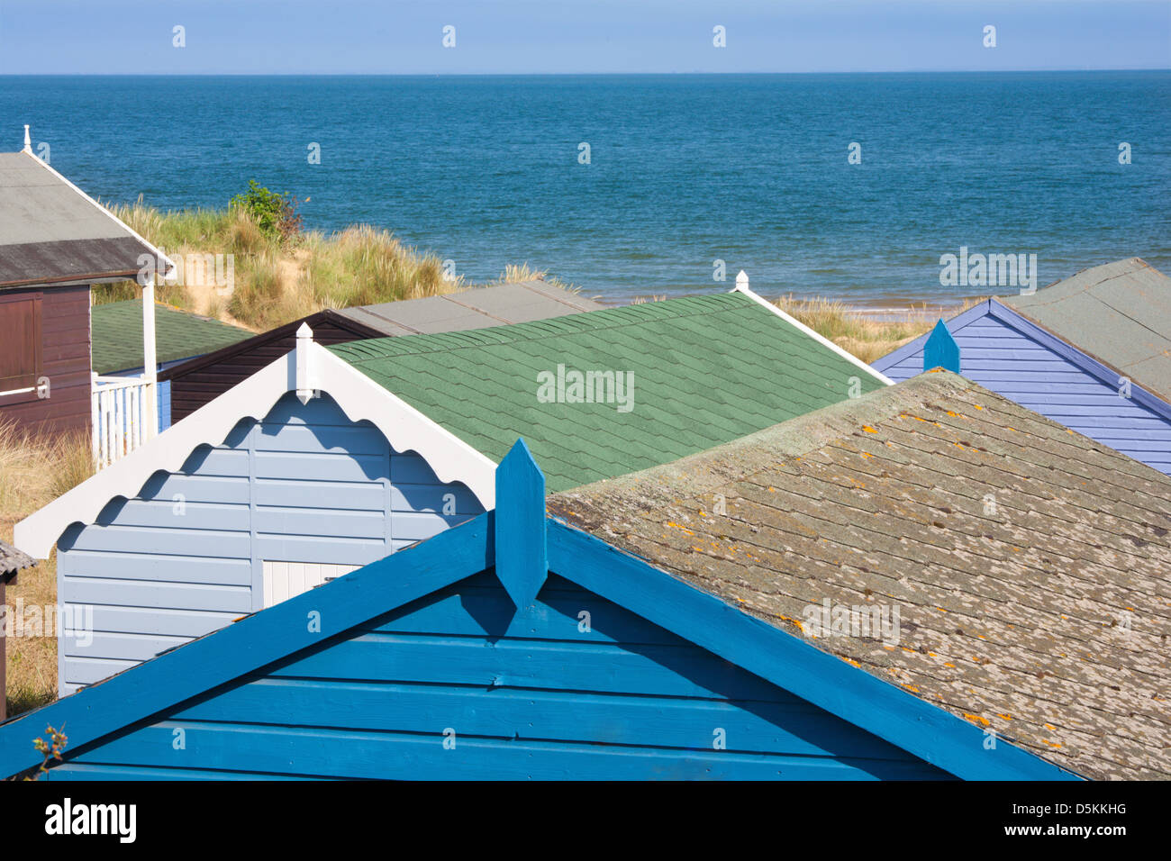 OLD HUNSTANTON; NORFOLK; BEACH HUTS; ENGLAND; ENGLISH; SEA; HORIZON ...