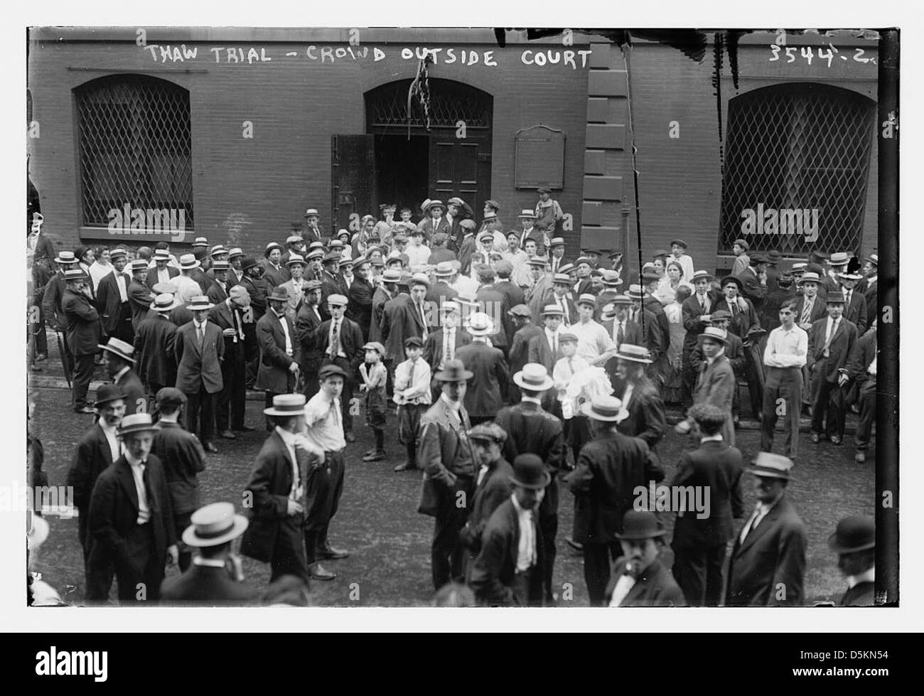 Crowd outside court hi-res stock photography and images - Alamy