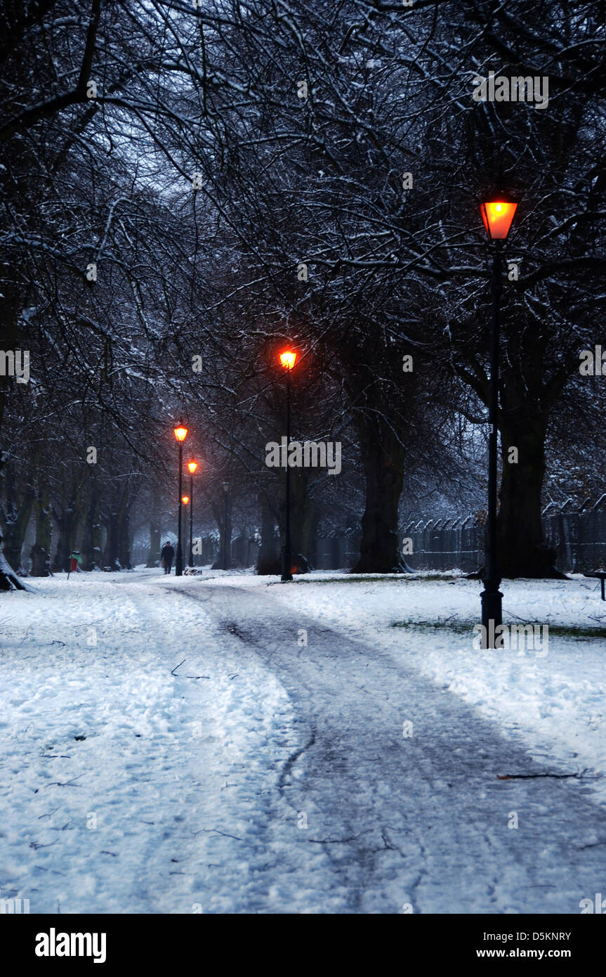 Path with lamps hi-res stock photography and images - Alamy