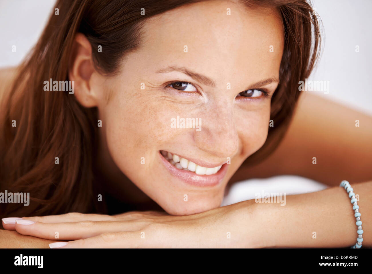 Studio portrait of woman smiling Stock Photo - Alamy