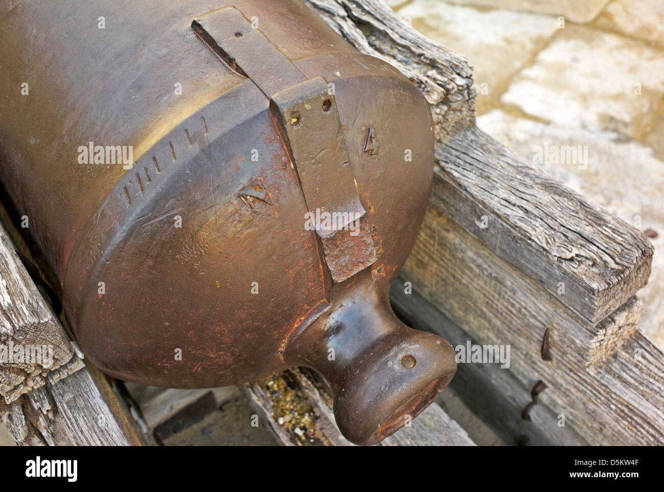 Ancient canon hi-res stock photography and images - Alamy