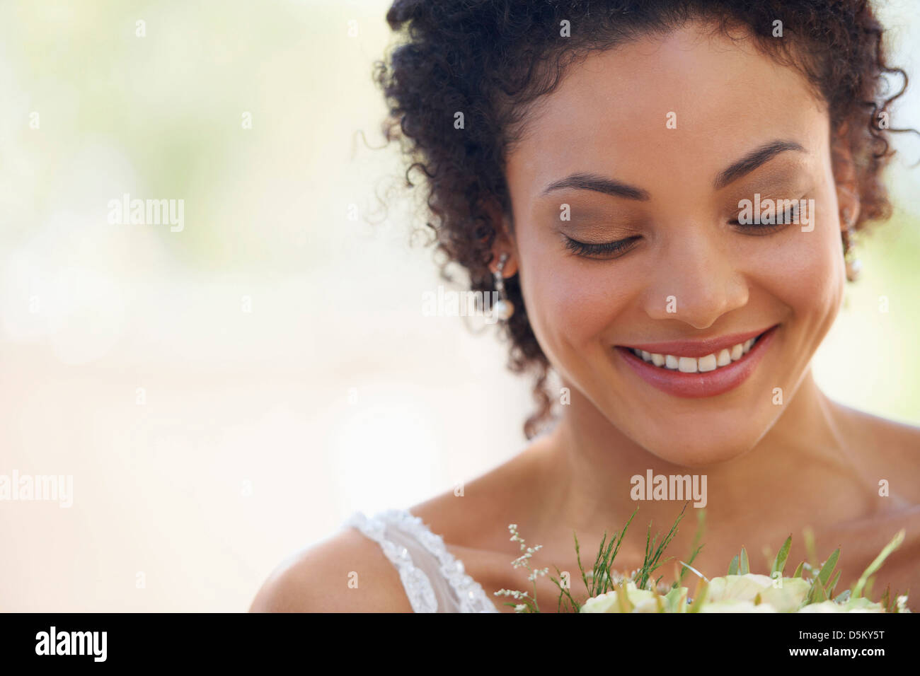 Portrait of bride with bouquet Stock Photo - Alamy