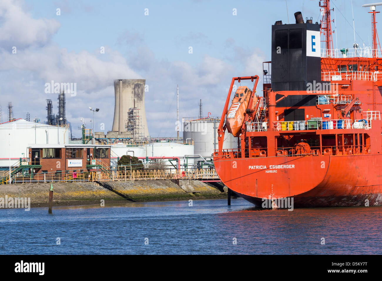 Oil tanker jetty hi-res stock photography and images - Alamy