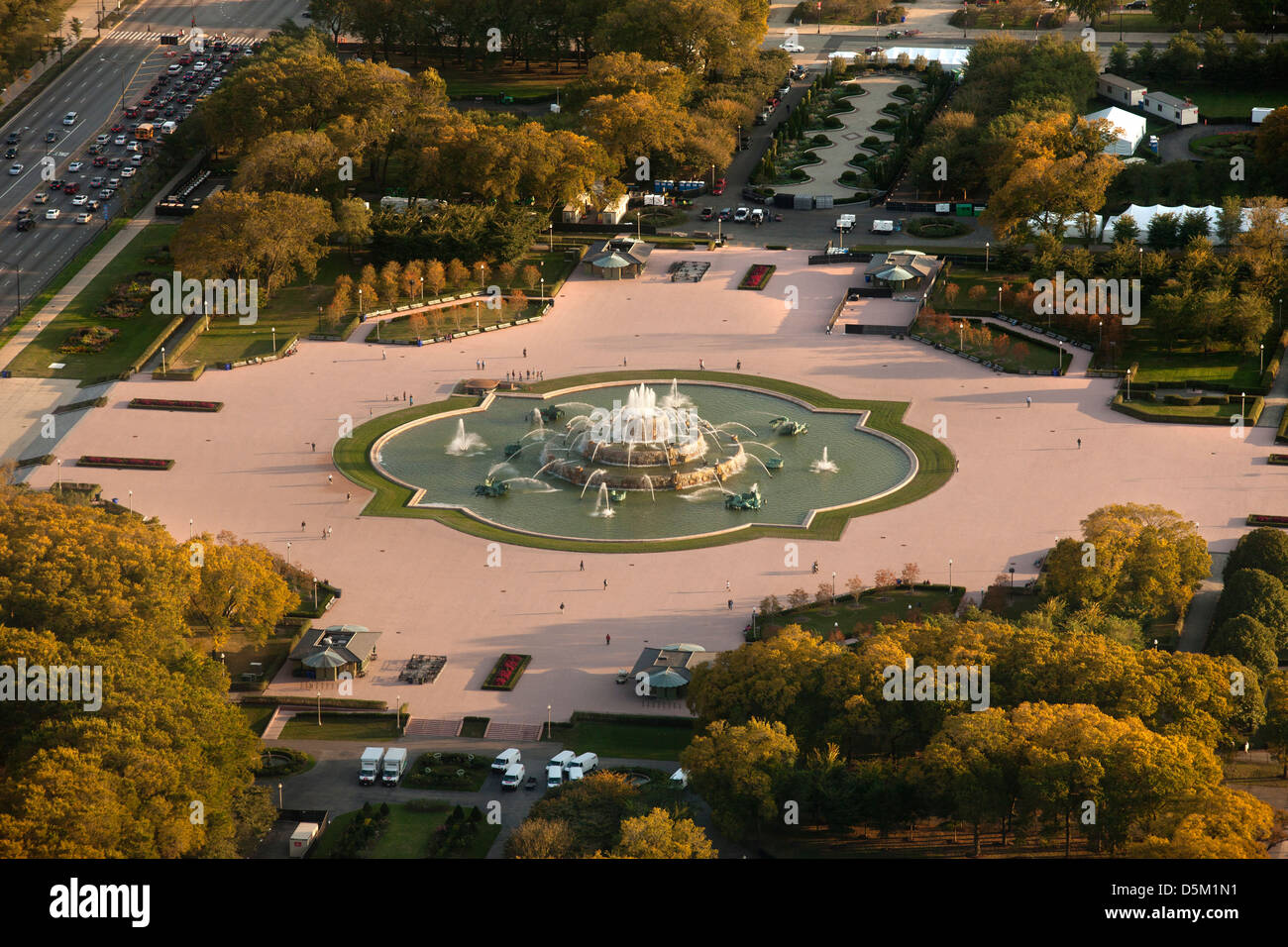 BUCKINGHAM FOUNTAIN (©EDWARD BENNETT / MARCEL LOYAU 1927) FROM MID ...