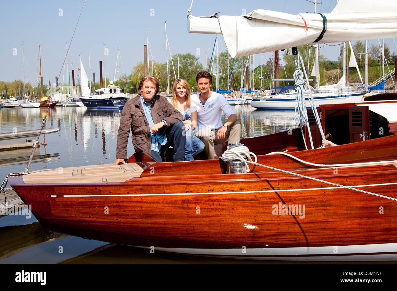 Howard Carpendale and Luise Baehr and Wayne Carpendale on the set of TV ...