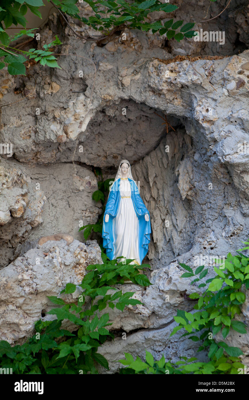 Madonna statue hi-res stock photography and images - Alamy