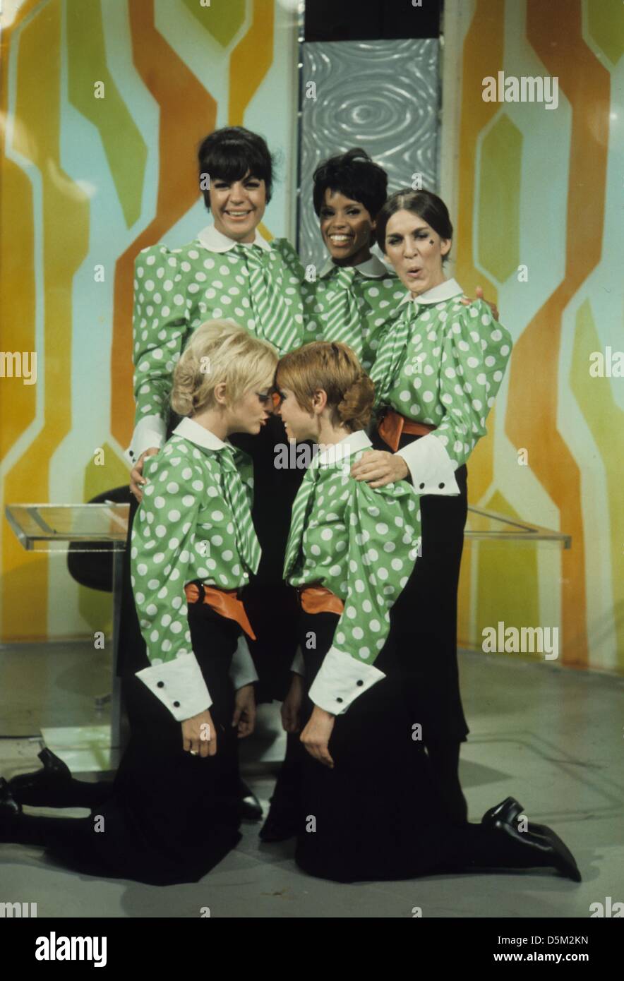 GOLDIE HAWN Judy Carne Ruth Buzzi Chelsea Brown Jo Anne Worley.w1054b ...