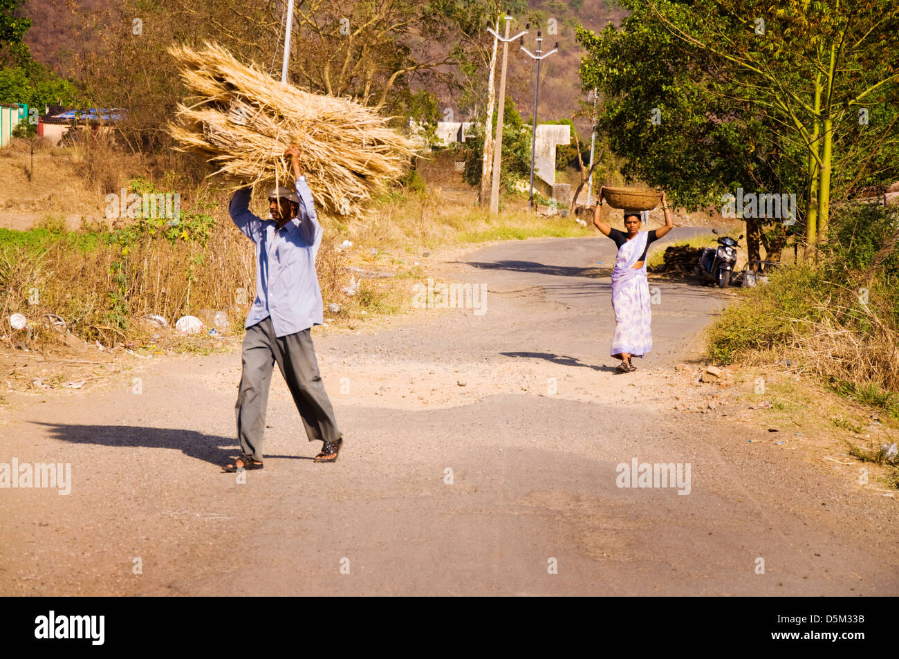 Women carrying things on head hi-res stock photography and images - Alamy