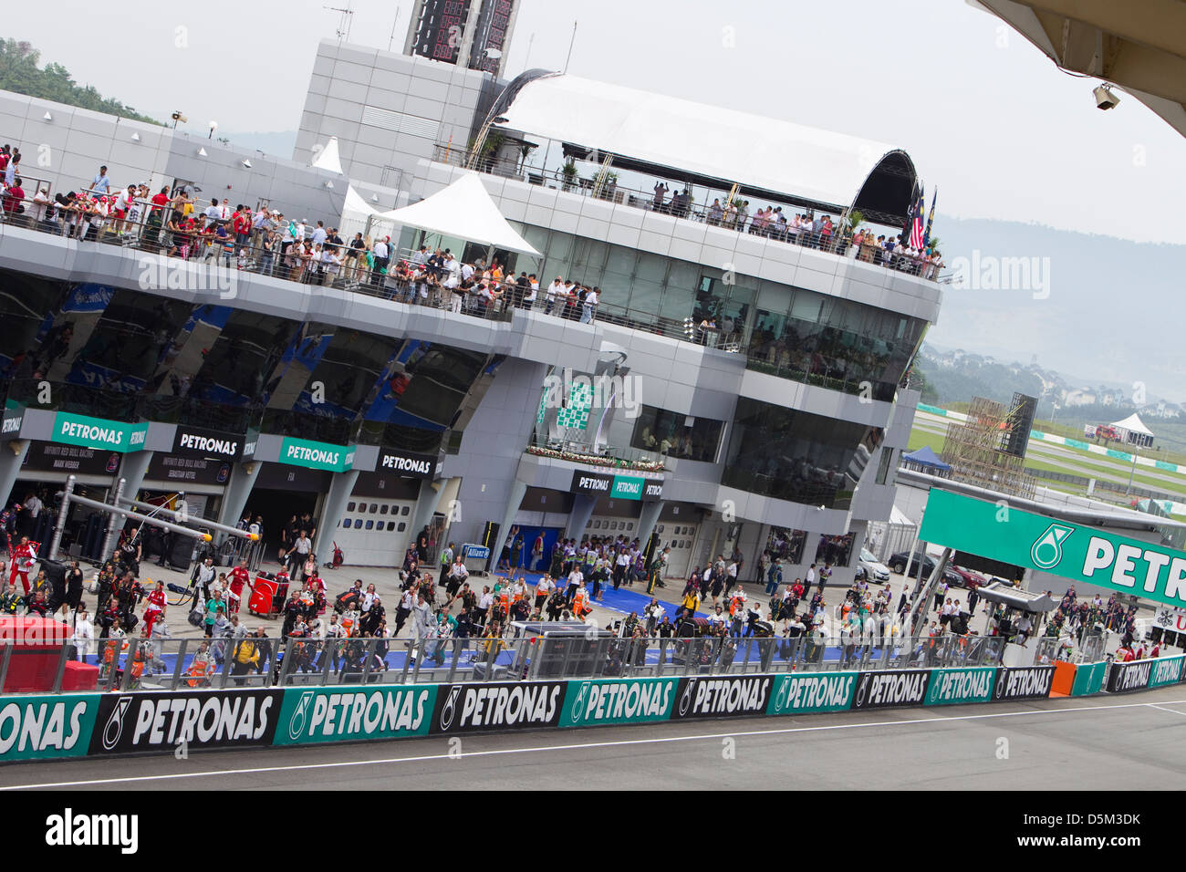 International pit garage hi-res stock photography and images - Alamy