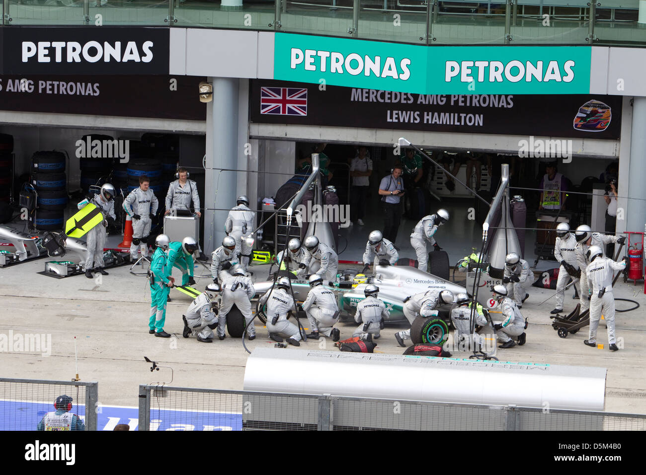 F1 pit team hi-res stock photography and images - Alamy