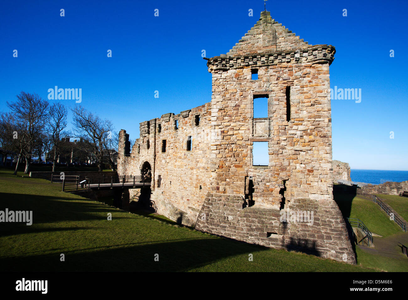 St andrews castle fife hi-res stock photography and images - Alamy