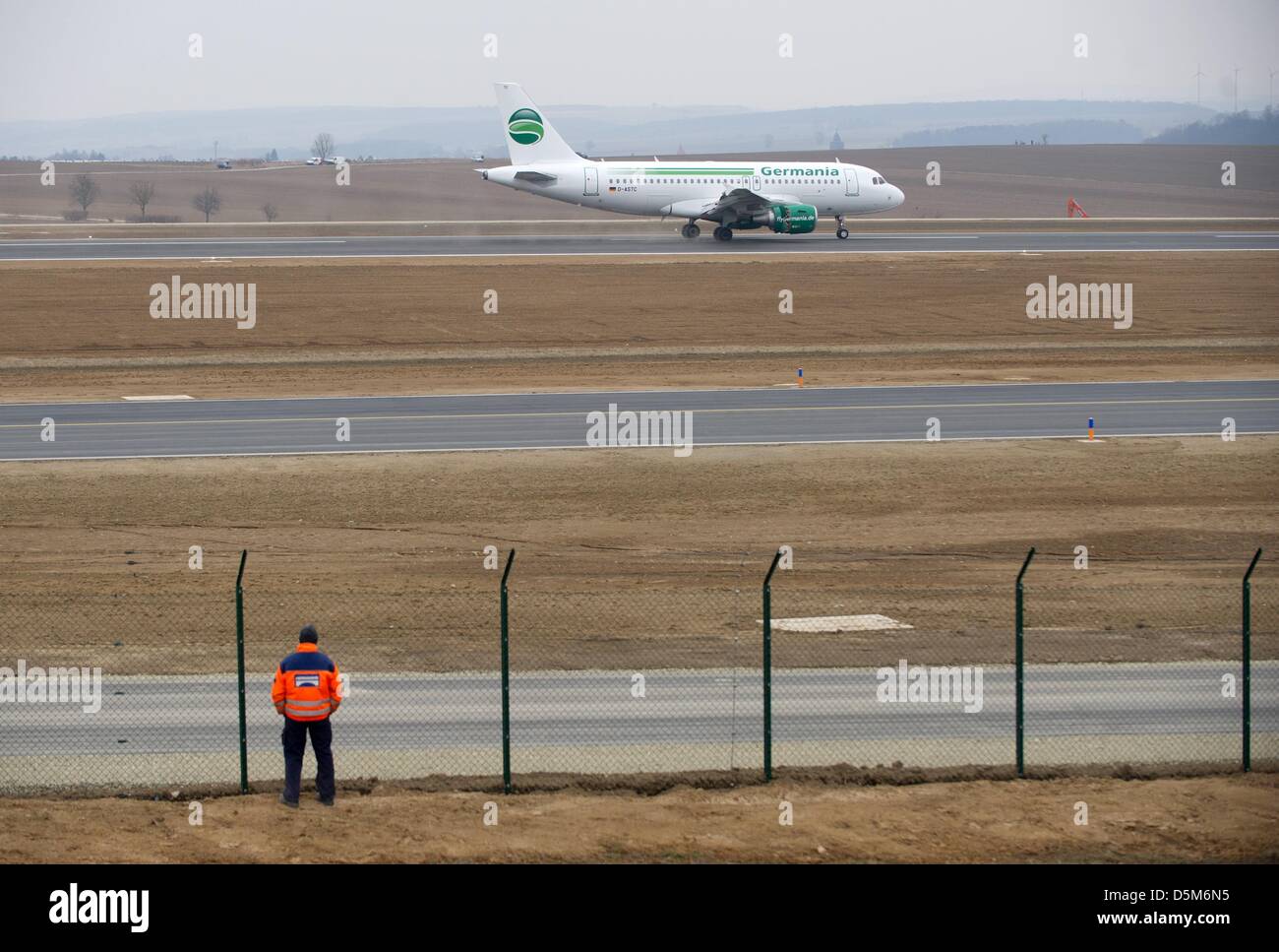An Airbus A 319 from Germania airlines lands at the airport in Kassel ...