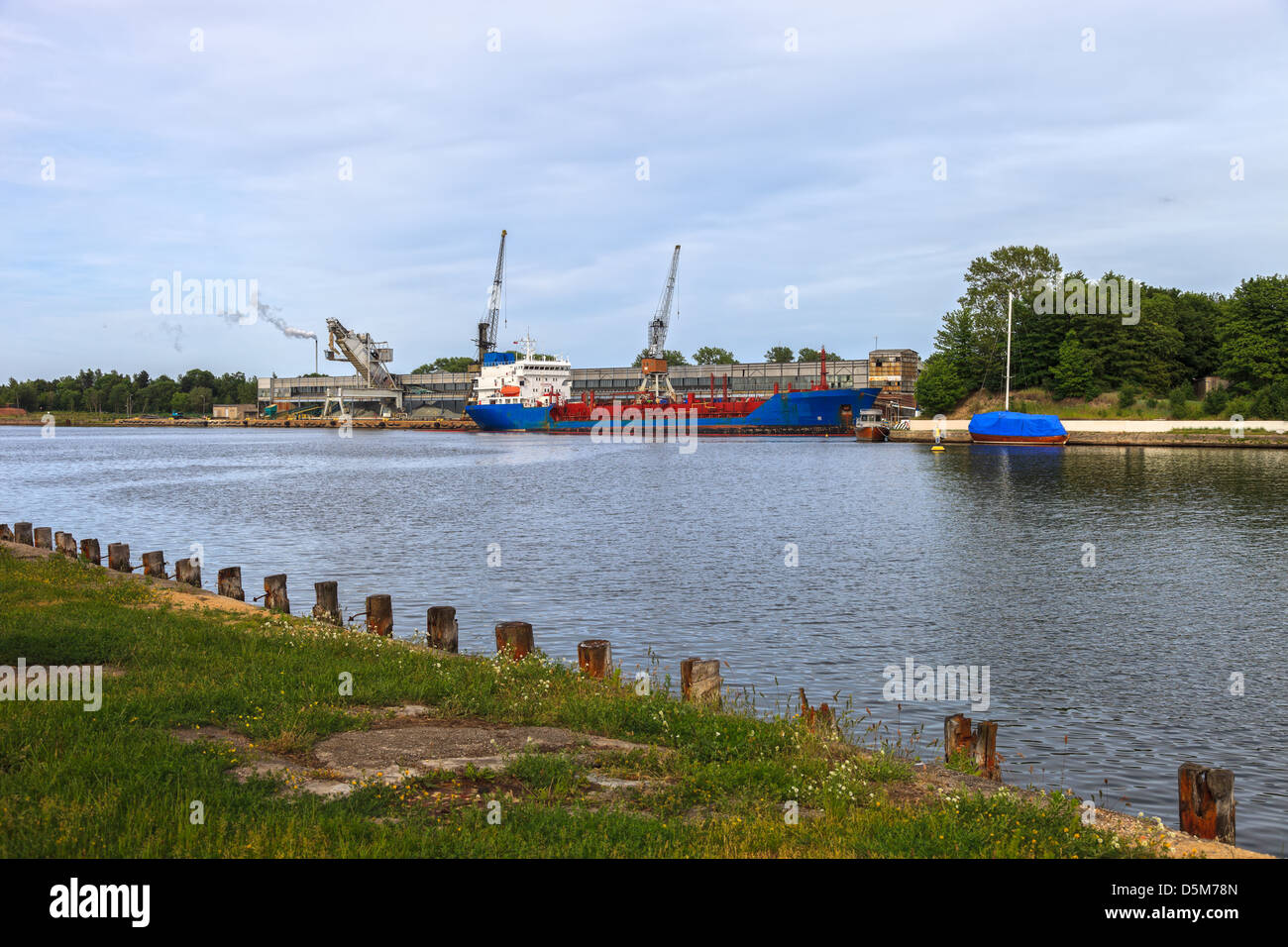 Loading cargo ship in hi-res stock photography and images - Alamy