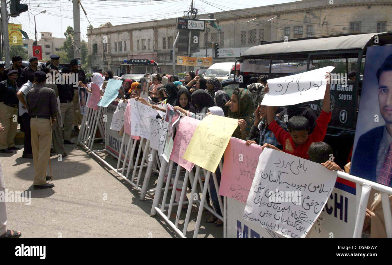 Supporters women of All Pakistan Shia Action Committee chant slogans ...
