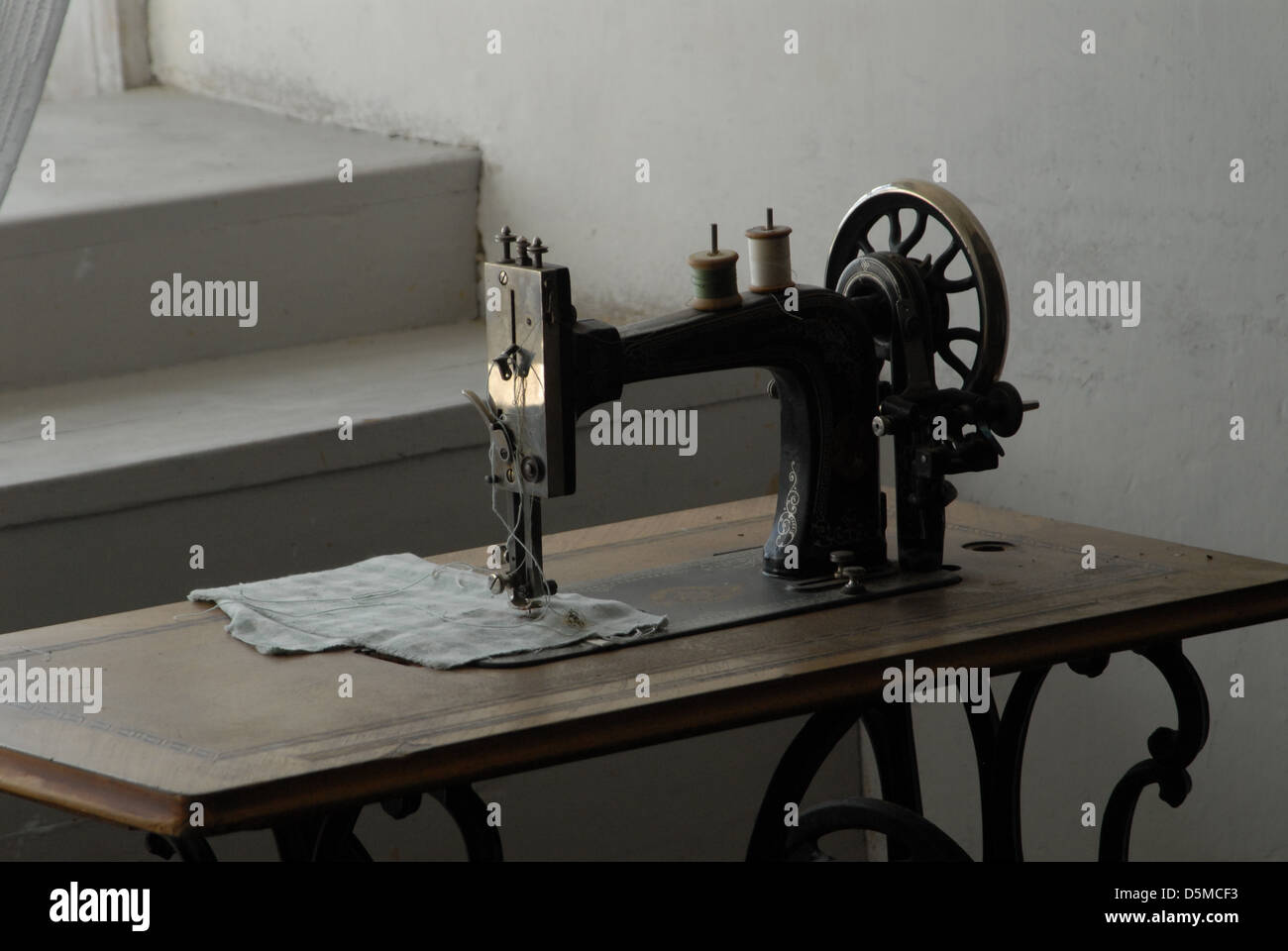 Black singer sewing machine hi-res stock photography and images - Alamy