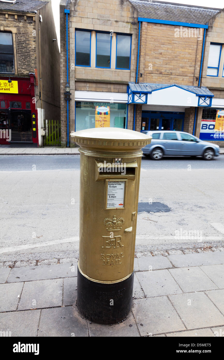 Gold letter box letterbox Skipton Yorkshire England Stock Photo - Alamy