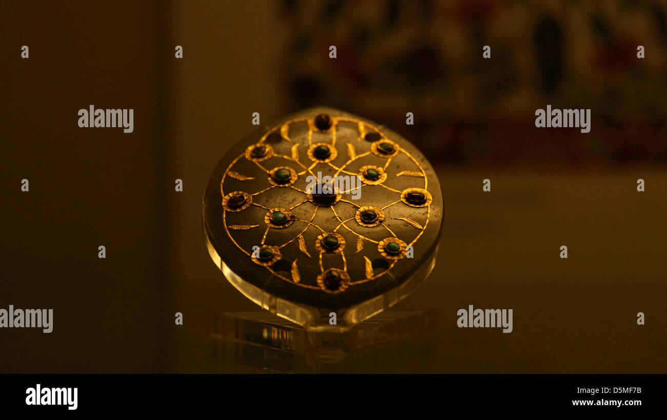 Gold diamonds hi-res stock photography and images - Alamy