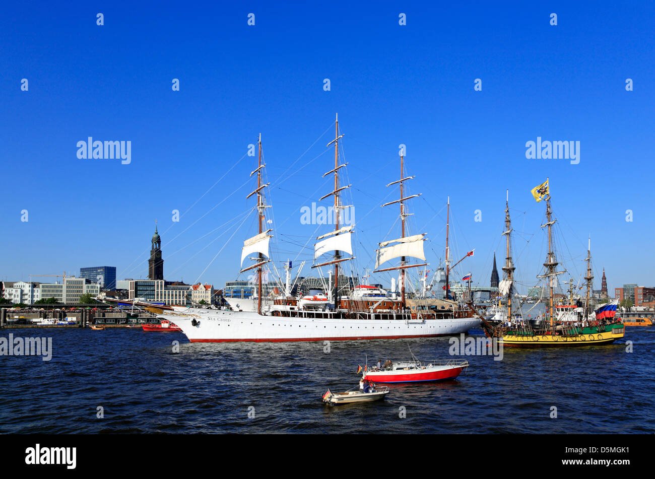 Ship parade hi-res stock photography and images - Alamy