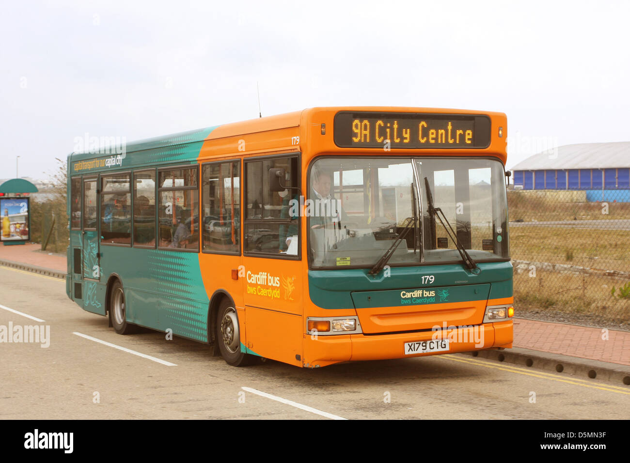 Alight bus hi-res stock photography and images - Alamy