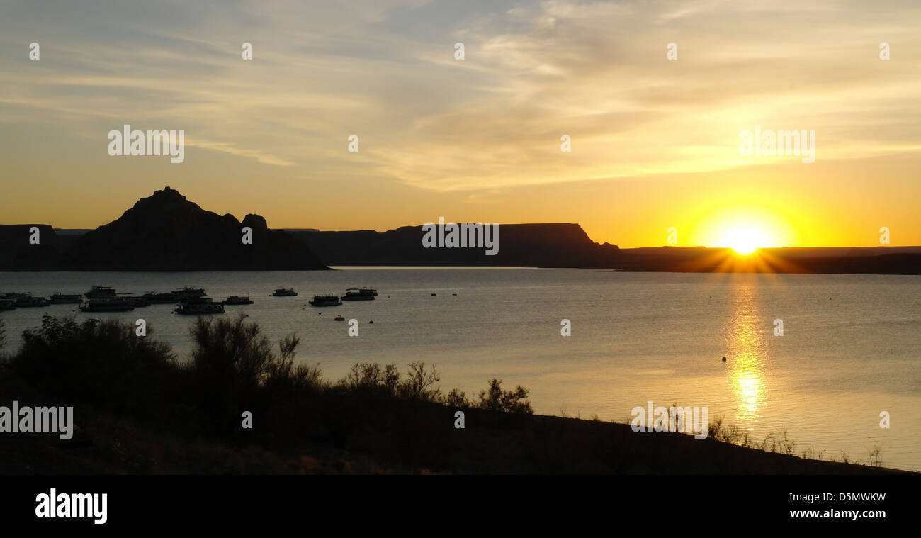View from Lake Powell Resort to silhouette shoreline 'Castle Rock' and ...