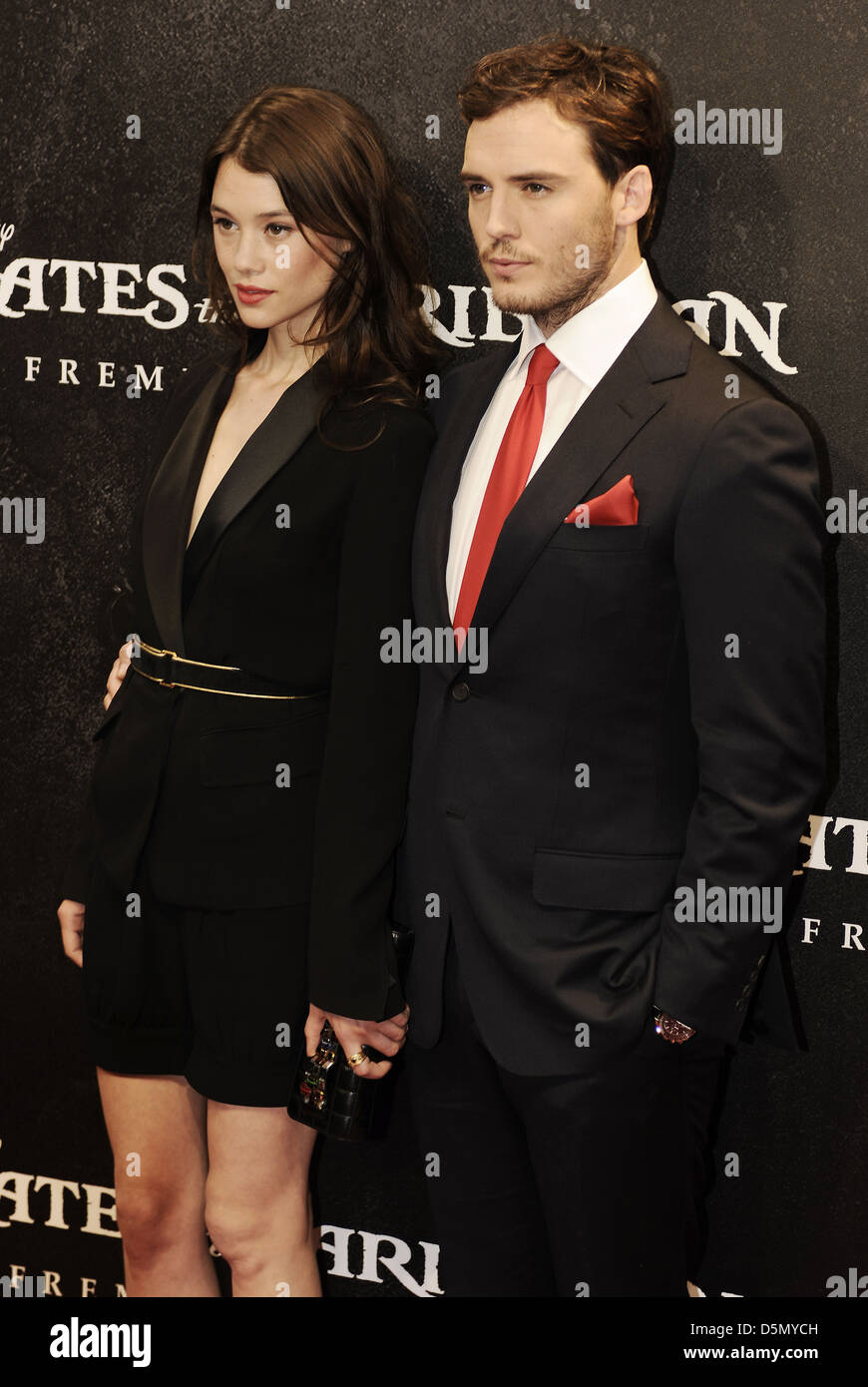 Sam Claflin Og Astrid Berges Frisbey Pirates Of The Caribbean's' New