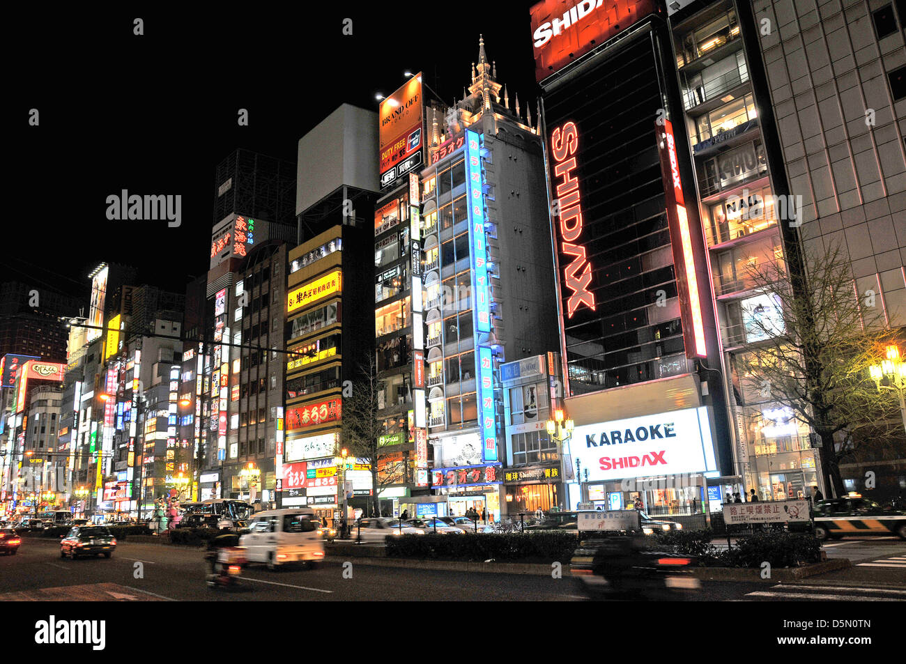 street scene by night Shinjuku Tokyo Japan Stock Photo - Alamy