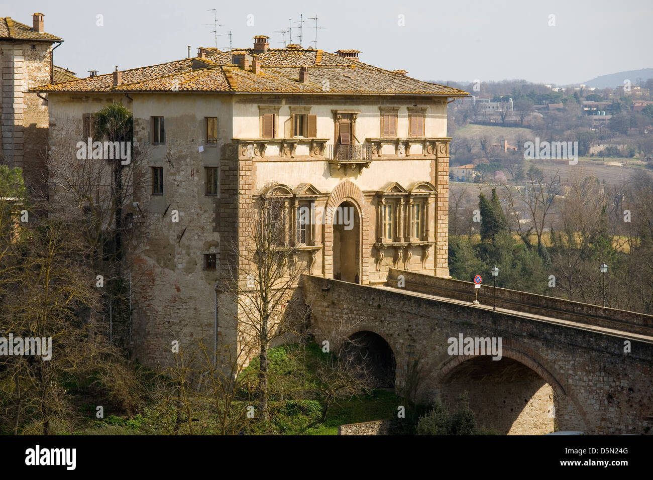 europe, italy, tuscany, colle val d'elsa, gate Stock Photo - Alamy