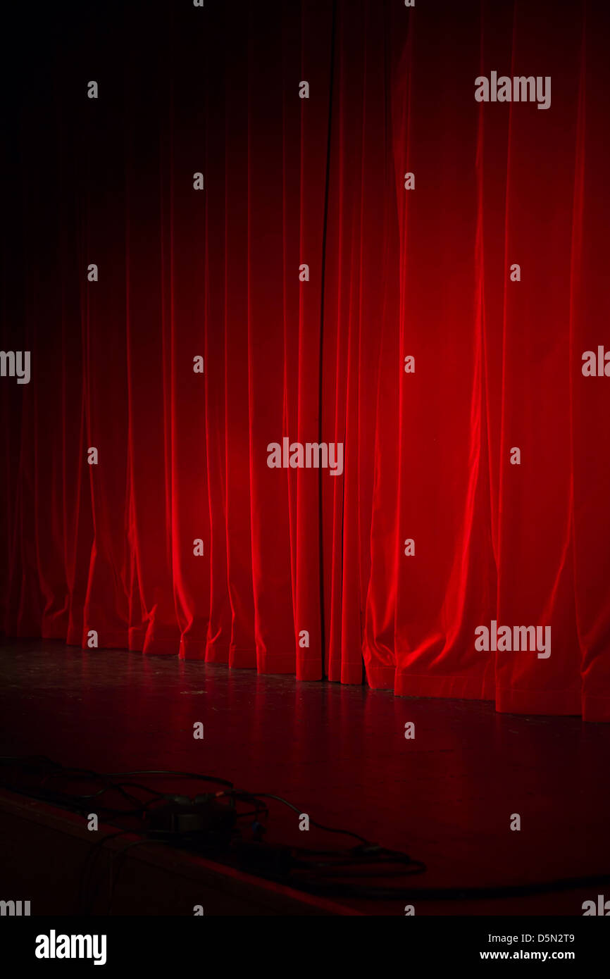 Red stage curtain hi-res stock photography and images - Alamy