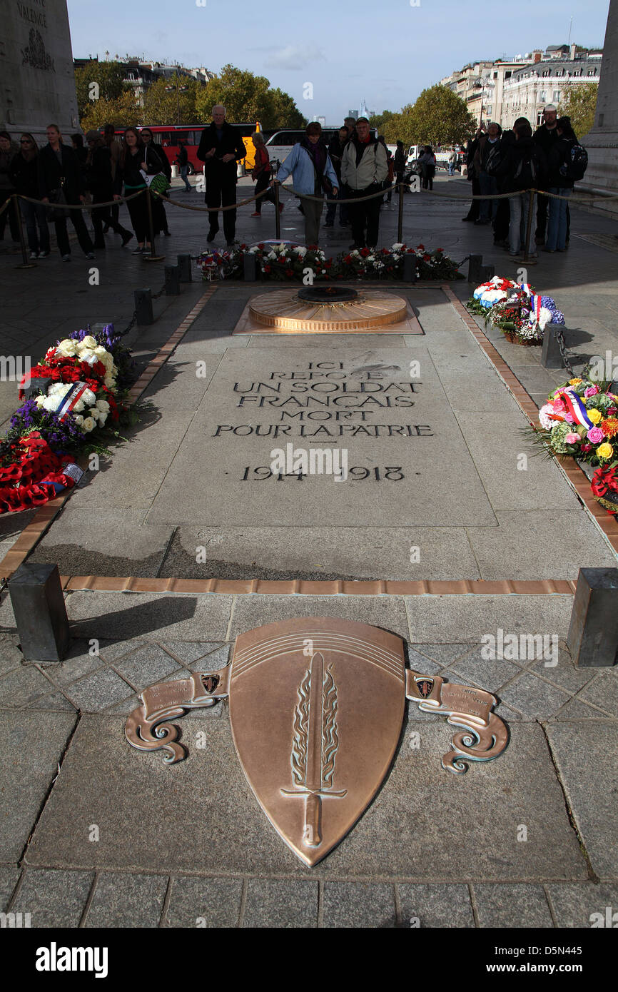 Tomb of the unknown soldier paris hi-res stock photography and images ...