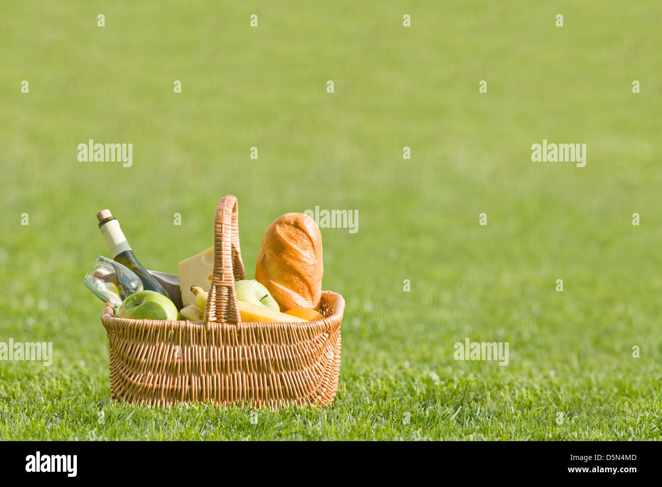 Picnic Basket On Green Lawn Stock Photo Alamy picnic-basket-on-green-lawn-stock-photo-alamy