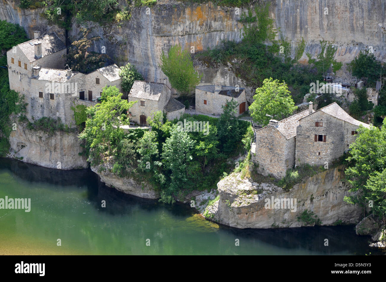 Old stone houses close to the Tarn river in the south of France Stock ...