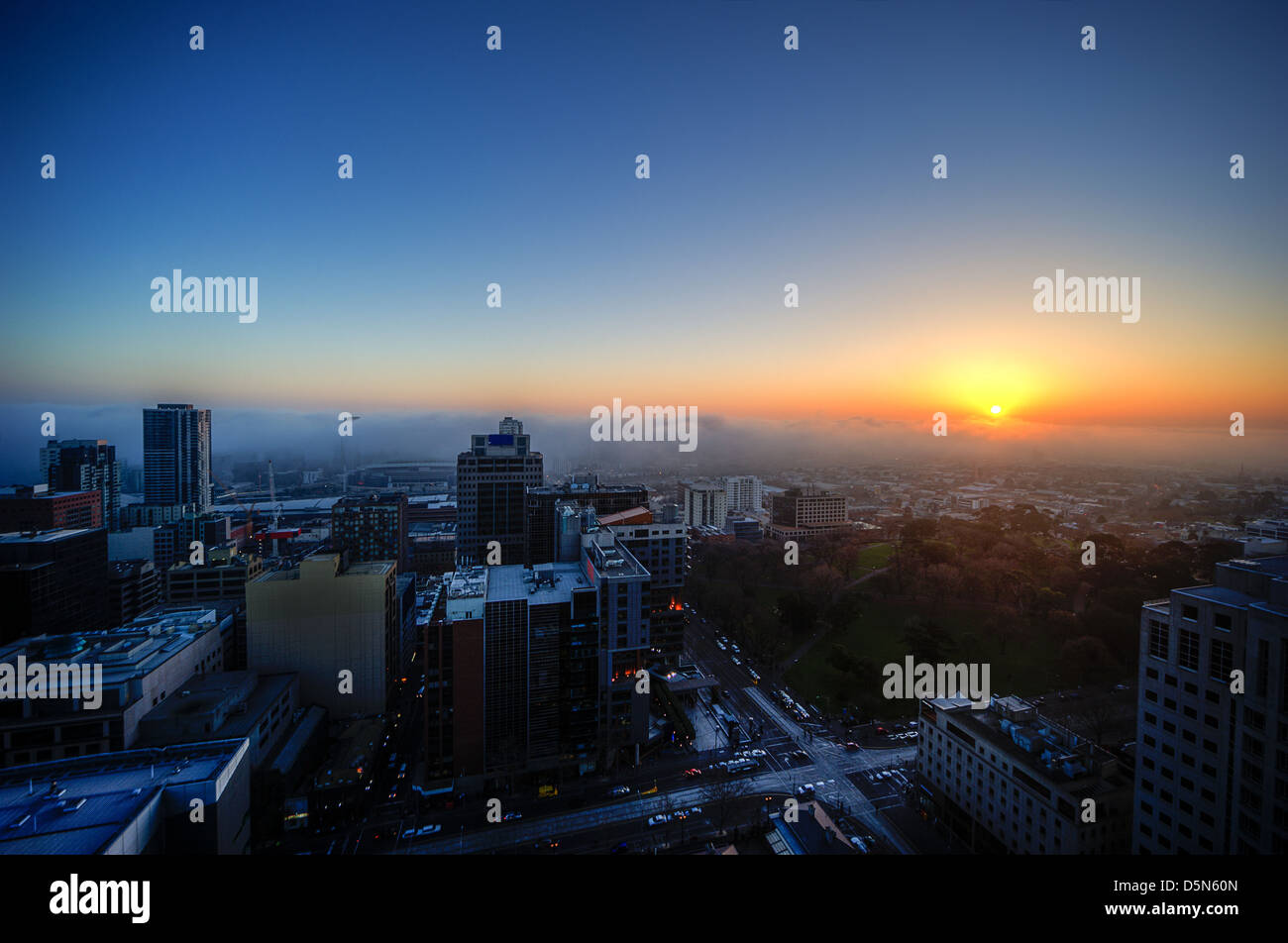 Fog over melbourne skyline hi-res stock photography and images - Alamy