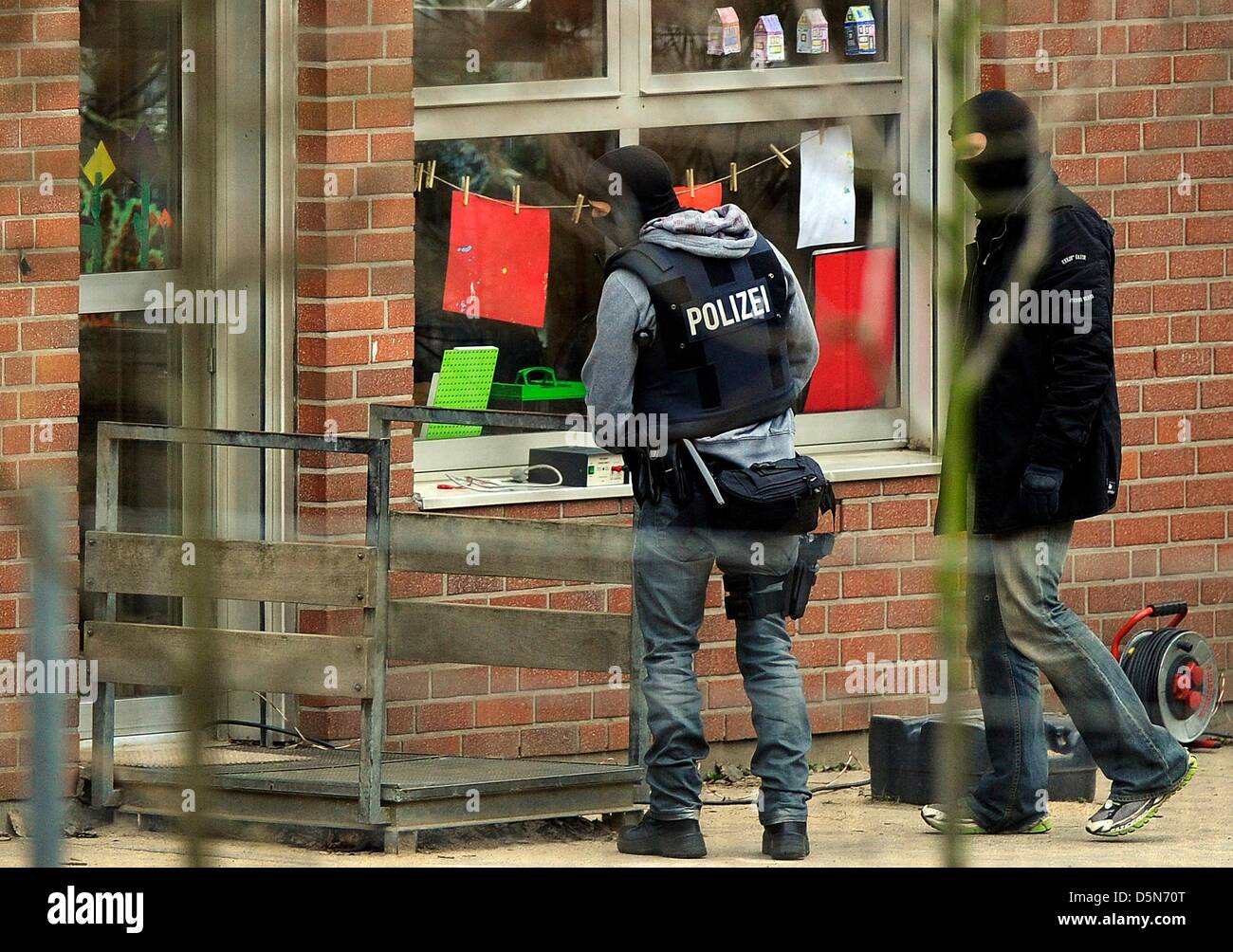 Cologne, Germany. 5th April 2013. Officers of a special response unit ...