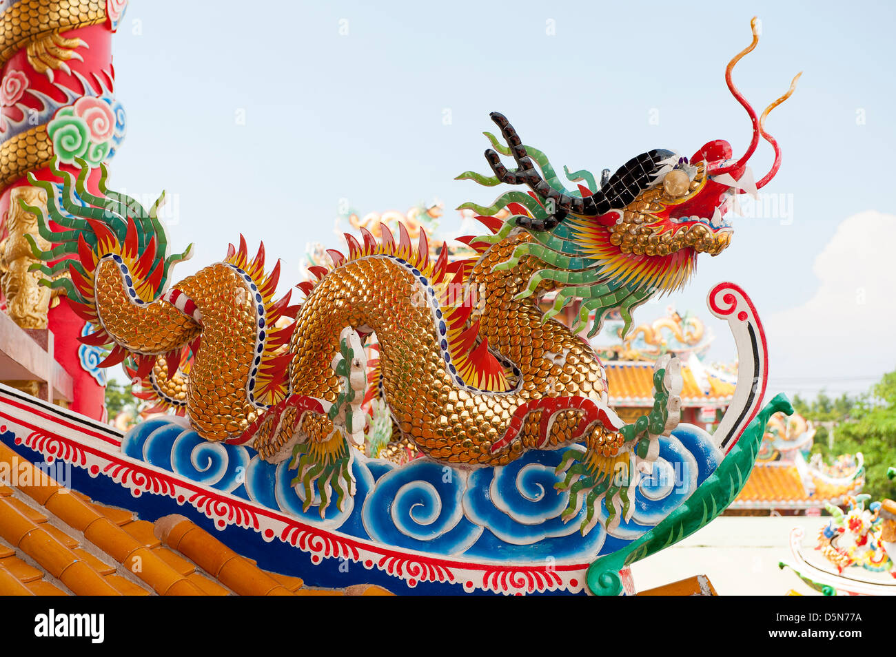 Ornate golden chinese hi-res stock photography and images - Alamy