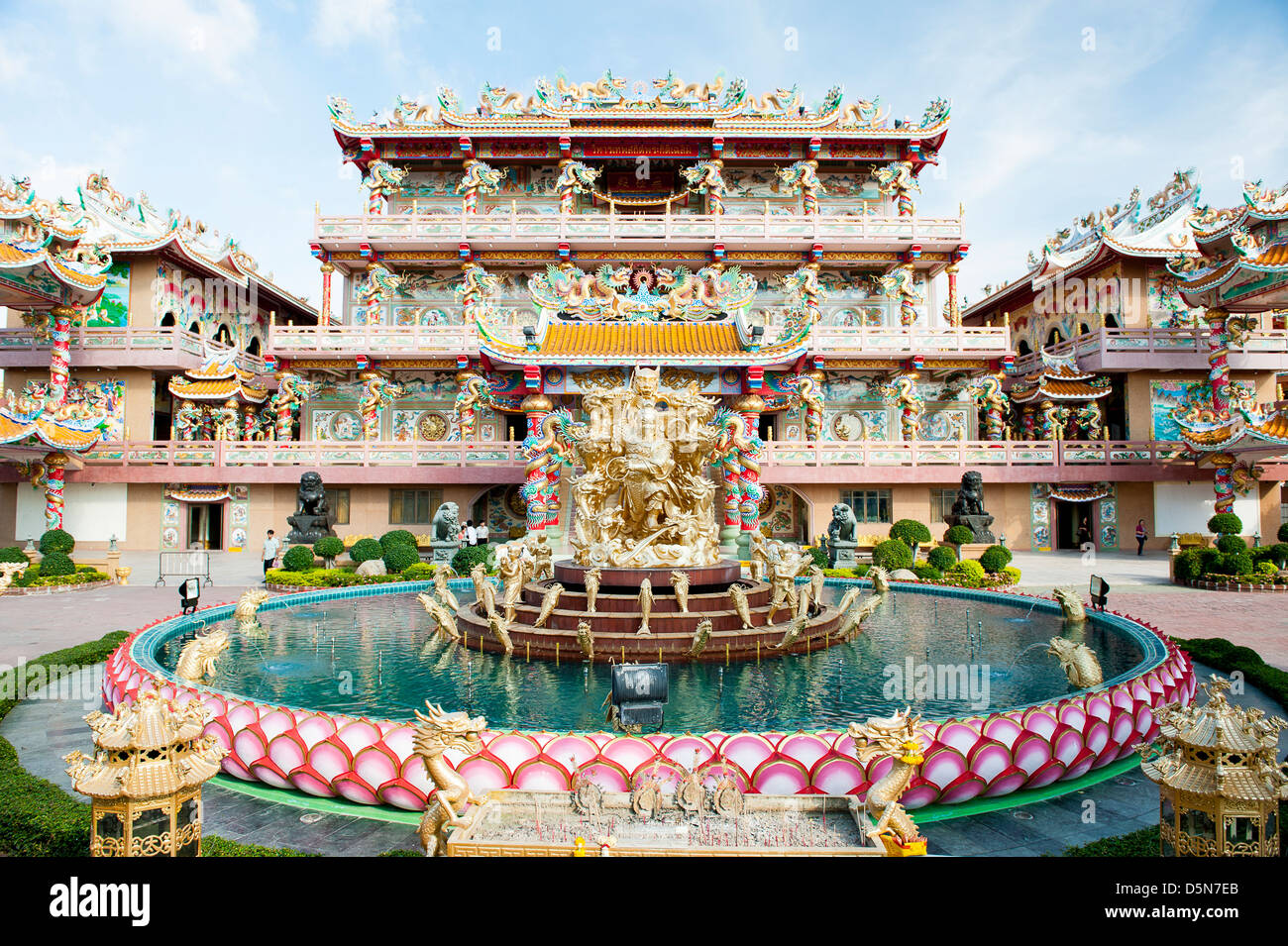 Colorful chinese temple hi-res stock photography and images - Alamy