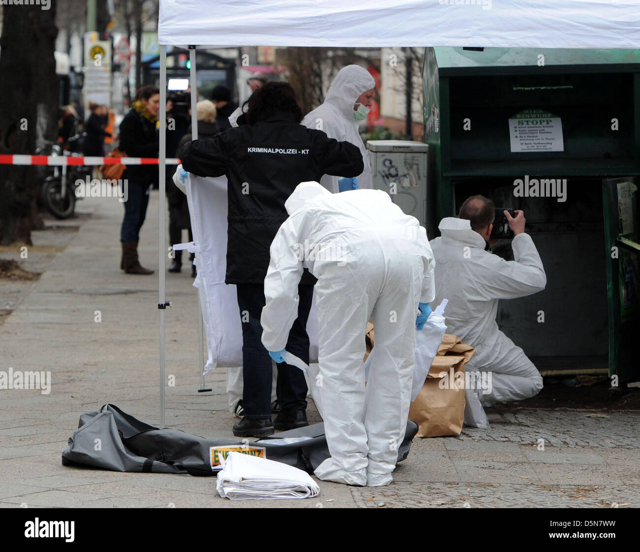 Forensic scientists hi-res stock photography and images - Alamy